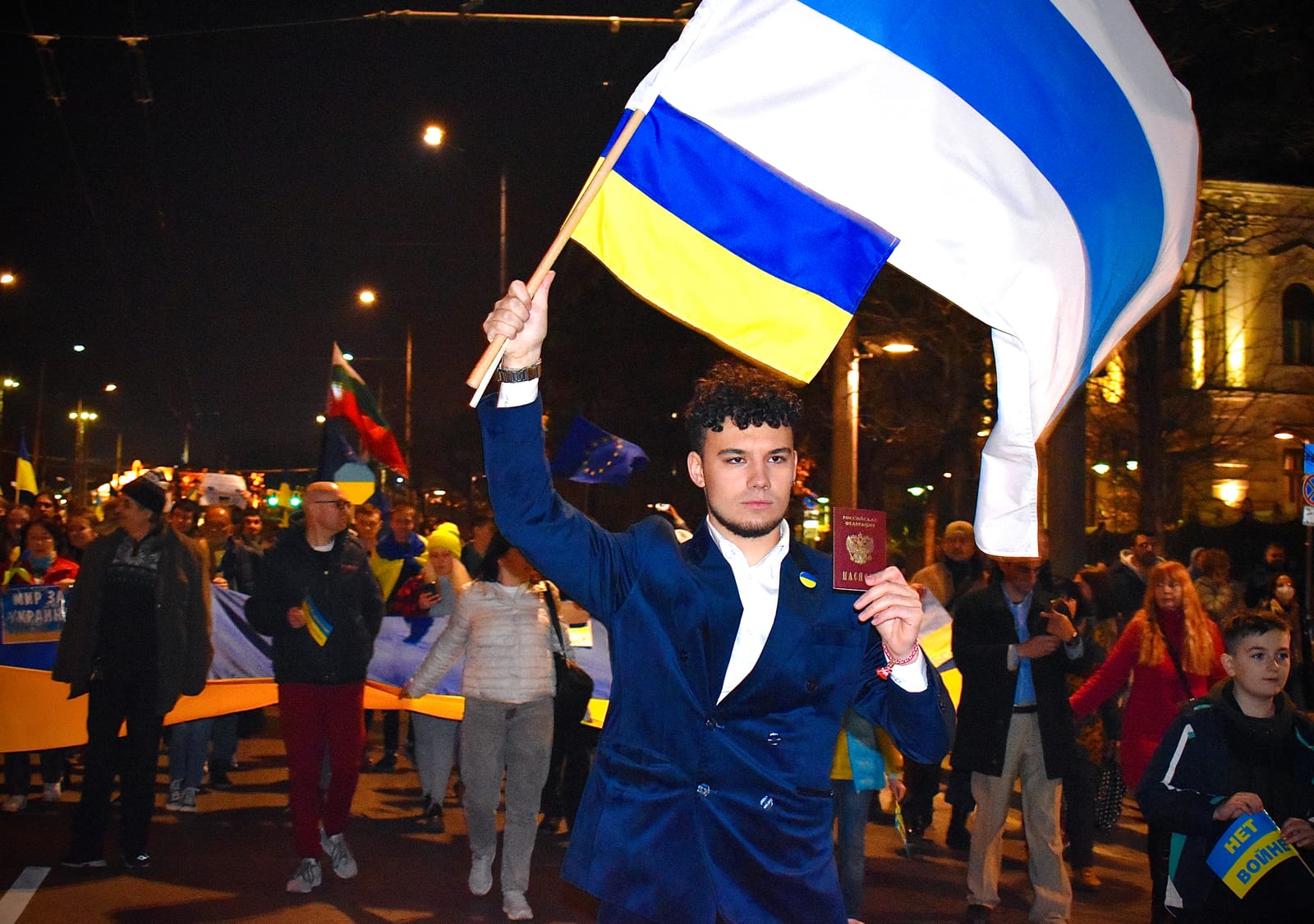 The symbol of the new Russia?The white-blue-white flag and its narrative