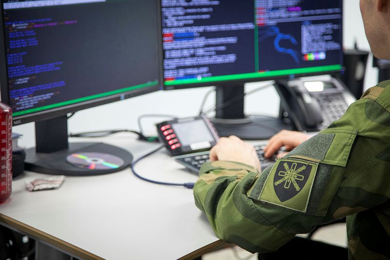 Hvorfor er Forsvaret sårbare for fiendtlige cyberoperasjoner?